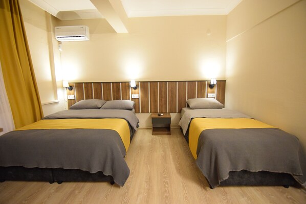 Quarto Twin Deluxe, 1 quarto | Minibar, cofre no quarto, secretária, Wi-fi grátis