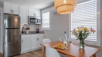 Apartamento, 1 cama king-size e sofá-cama, kitchenette | Refeições no quarto