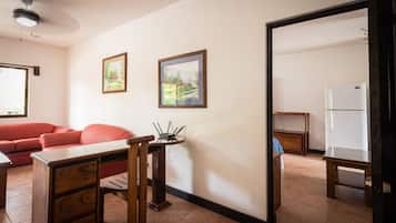 Apartamento Superior, 1 quarto | Sala de estar | TV de ecrã plano