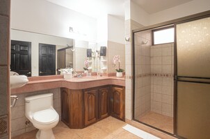Apartamento Superior, 1 quarto | Casa de banho | Um polibã, um chuveiro fixo, um secador de cabelo, toalhas fornecidas 