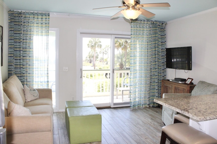 Oceanfront 1st Floor Condo!! Community Pool & Fishing Pier! In The Heart Of Iop! - Isle of Palms Beach, SC