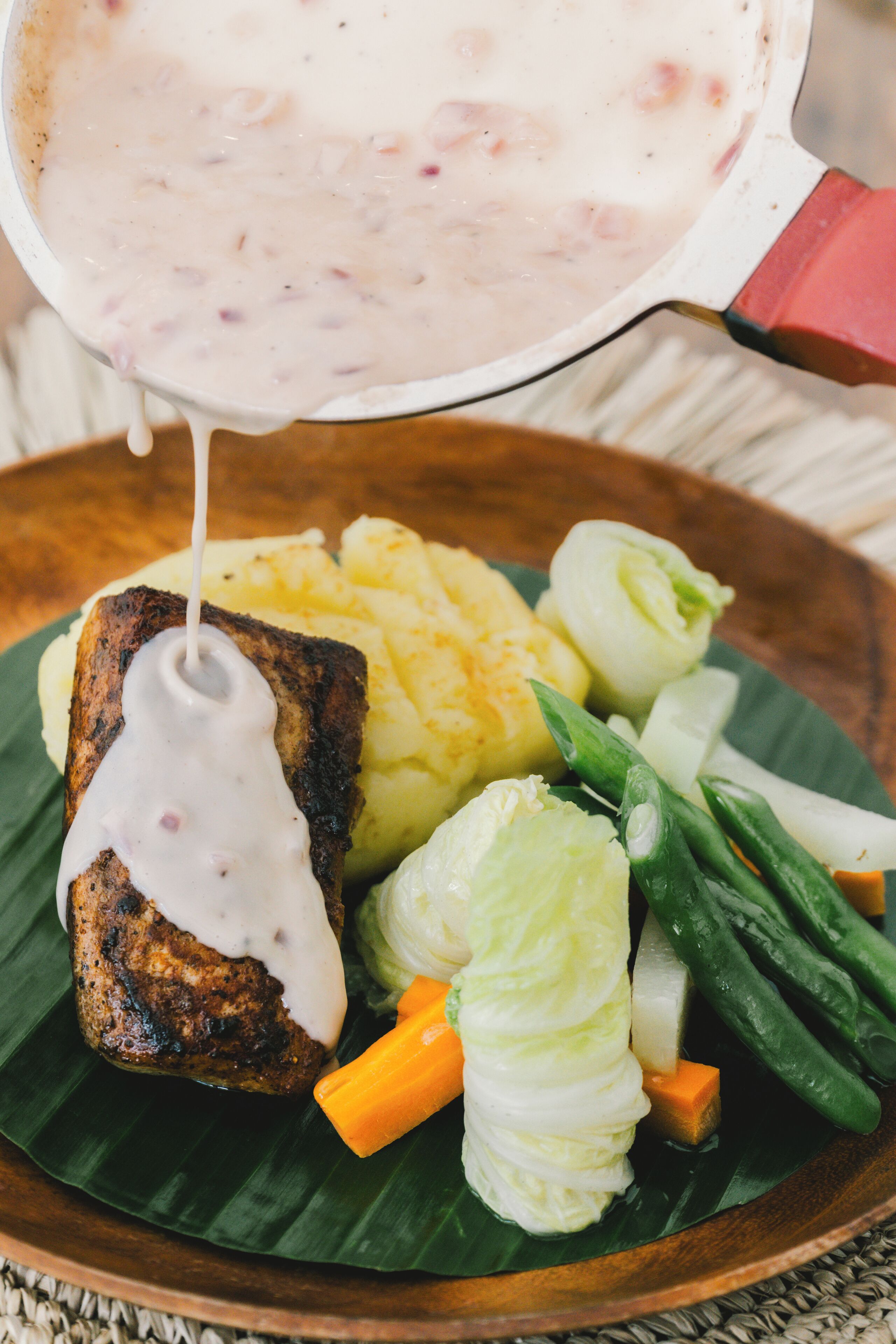 Prato com carne grelhada, purê de batata e legumes cozidos no vapor.