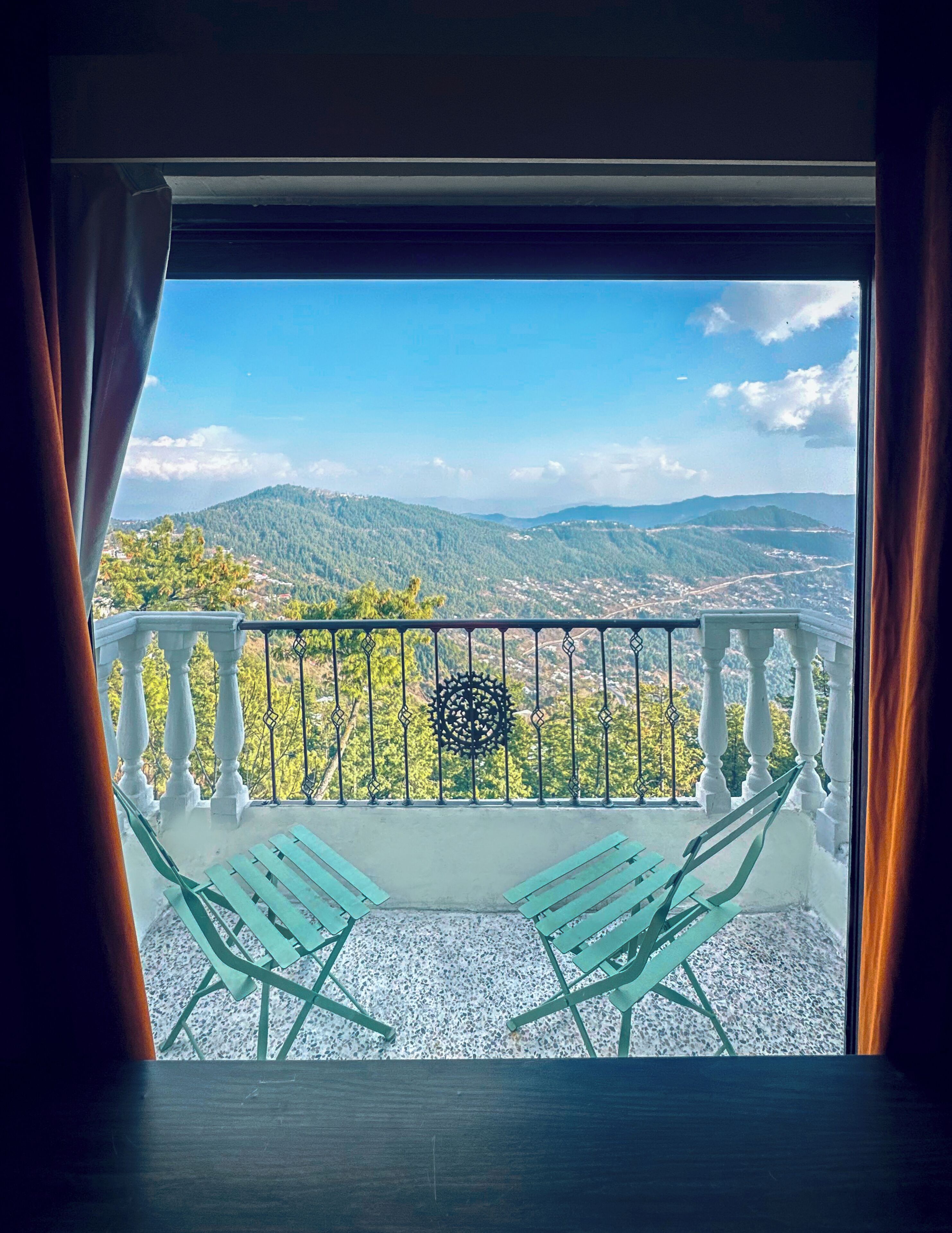 Uma varanda com vista para uma paisagem montanhosa.