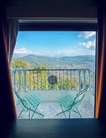 Uma varanda com vista para uma paisagem montanhosa.