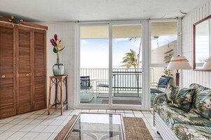 Condo superluxo | Área de estar | TV de tela plana 40 polegadas com canais a cabo