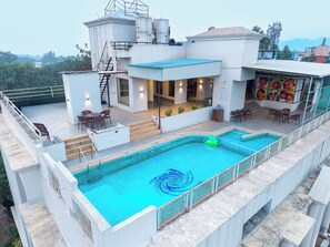 2 piscinas exteriores 