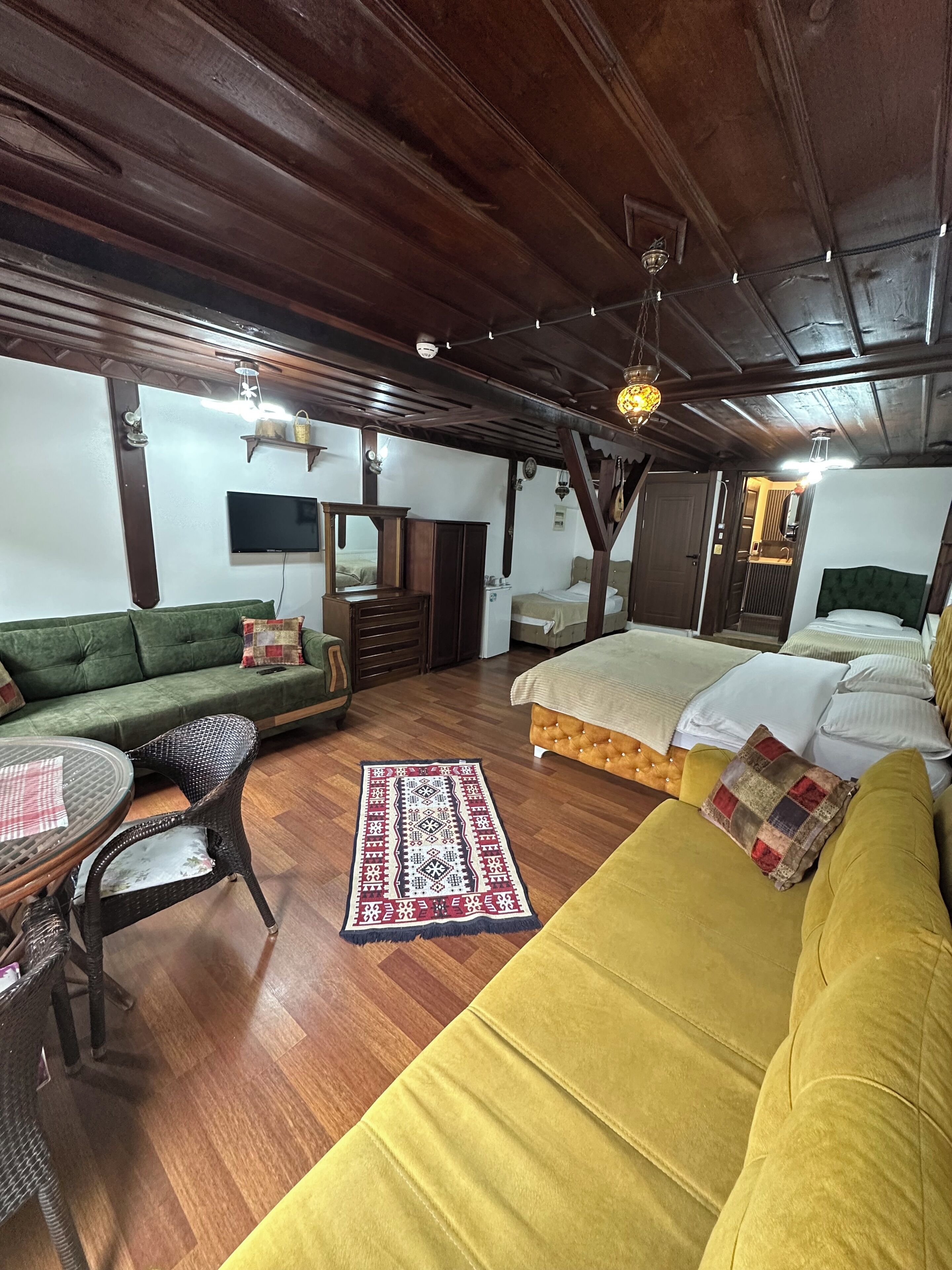 Quarto quádruplo conforto | Frigobar, Wi-Fi de cortesia, roupa de cama