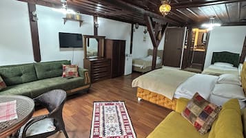 Quarto quádruplo conforto | Frigobar, Wi-Fi de cortesia, roupa de cama