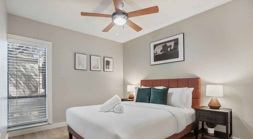Spacious 2 Apt Combo | Sleeps 12 + Pool And Pets - Austin, TX