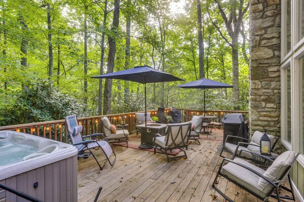 Well-appointed Boone Home W/ Hot Tub + Gas Grill - Boone, NC