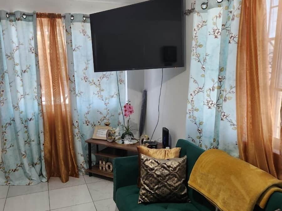 Apartamento conforto, 1 cama Queen e sofá-cama | Área de estar | Smart TV 50 polegadas com canais a cabo