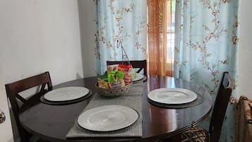 Apartamento conforto, 1 cama Queen e sofá-cama | Opções para refeição no quarto