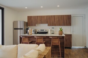 Um frigorífico, um micro-ondas, um forno, uma panela elétrica de arroz 