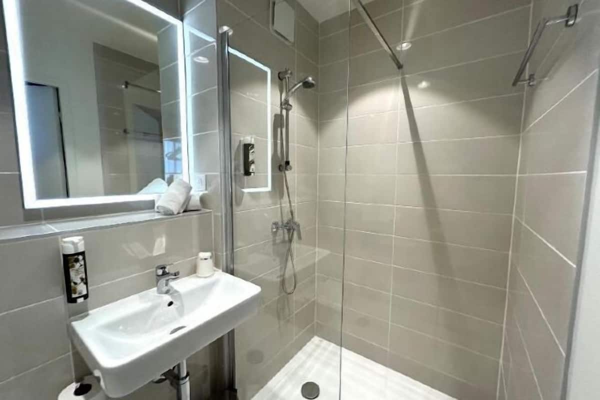 Casa de banho | Um polibã, um secador de cabelo, toalhas fornecidas