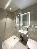 Quarto casal | Banheiro | Chuveiro, secador de cabelo, toalhas de banho