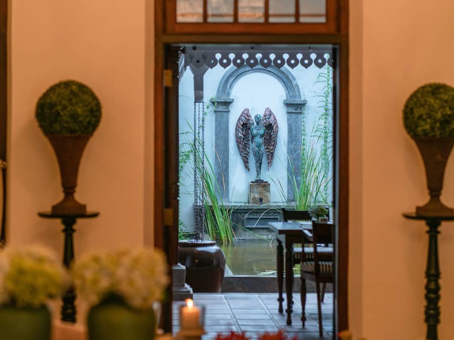 Televisor de ecrã plano de 43 polegadas com canais por cabo