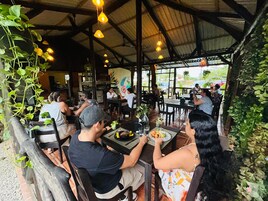 Pequenos-almoços, almoços e jantares servidos 