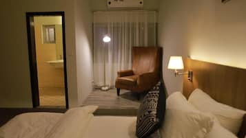 Quarto casal luxo | Escrivaninha, quartos à prova de som, ferros/tábuas de passar roupa
