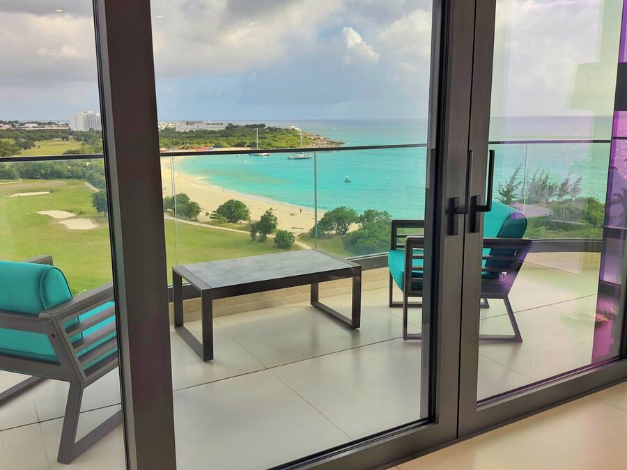 Varanda com vista para a praia e oceano.