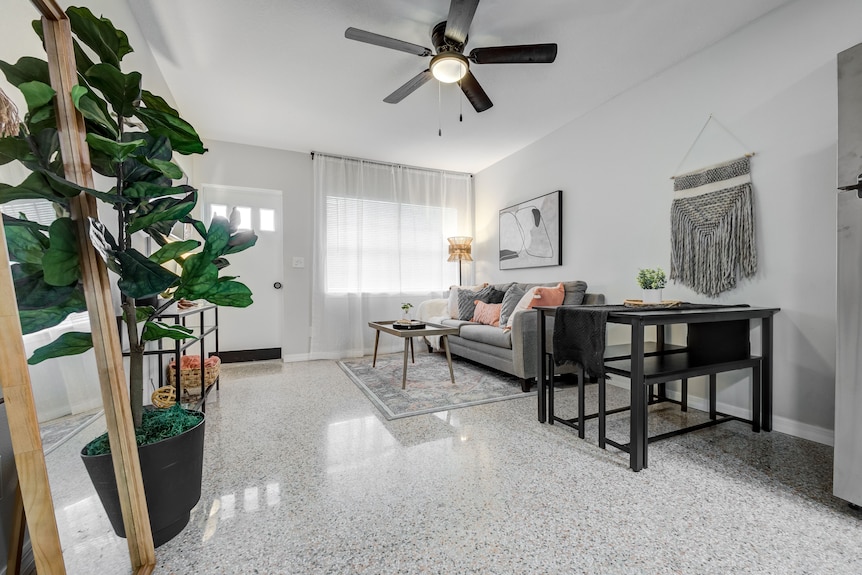 The Guava House - Coastal Arts District Getaway - Melbourne, FL