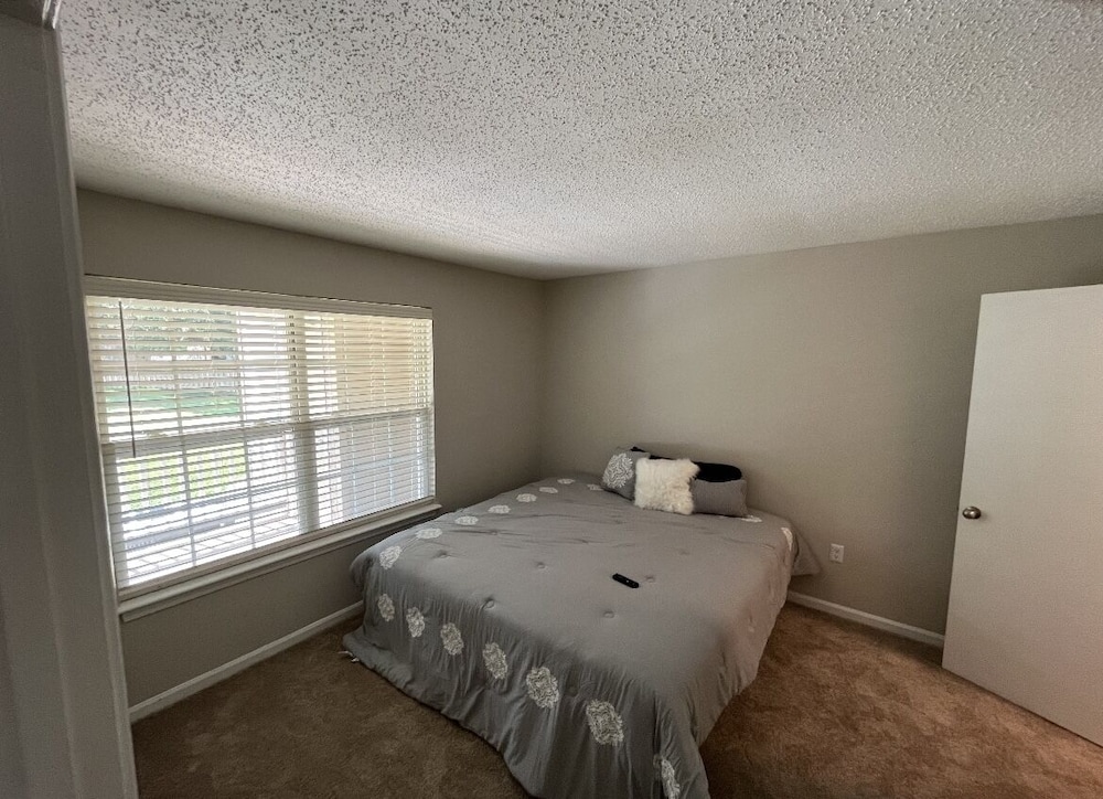 Welcome Home
Cozy One Bed One Bath
With Fire Place - Greenville, SC
