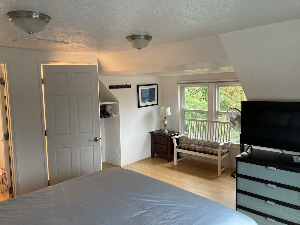 Stand Alone Cozy Carriage House In A Quiet Ballard Neighborhood Many Amenities - Seattle, WA