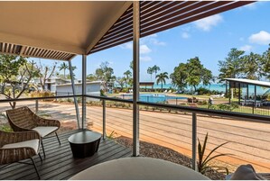 Cabana luxo, 2 quartos, vista para a piscina (Sleeps 6) | Terraço/pátio