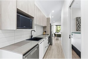 Cabana de Madeira Deluxe, 2 quartos (Canopy View Sleeps 6) | Cozinha privada | Um forno, uma placa de cozinha, uma chaleira elétrica 