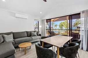 Cabana de Madeira Deluxe, 2 quartos, vista para a piscina (Sleeps 6) | Sala de estar | TV de ecrã plano 