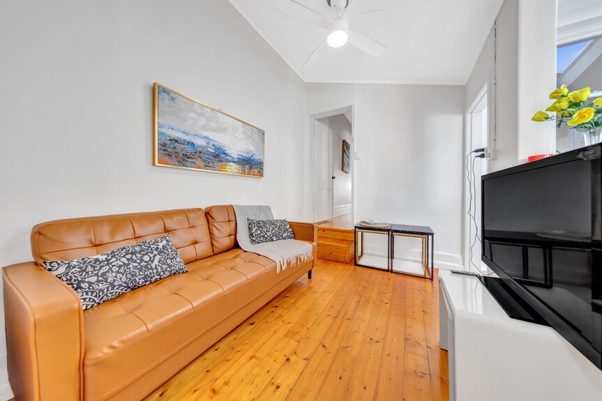 A Beautiful Terrace House With Parking & Courtyard - Brooklyn, Victoria