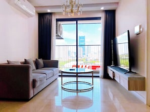 Apartamento | Sala de estar | Televisor LED de 50 polegadas com canais por cabo, filmes pagos