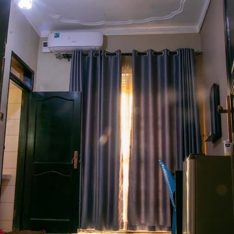 Quarto Duplo Deluxe | Com decoração personalizada, com mobília individualizada, secretária . Albertine Rock Hotel