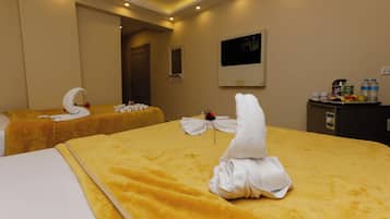 Quarto triplo elite | Quartos à prova de som, Wi-Fi de cortesia, roupa de cama