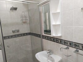 Apartamento Familiar | Casa de banho | Um polibã e uma banheira separados, um chuveiro fixo 