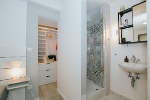 Apartamento Básico | Casa de banho | Toalhas fornecidas, sabão, champô, papel higiénico