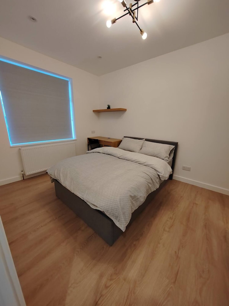 Modern 4 Bed 4 En-suite House - Great Location - University of Huddersfield Queensgate Campus