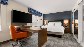 Studio, 1 King Bed, Refrigerator & Microwave | Ferro/tábua de engomar, Wi-fi grátis