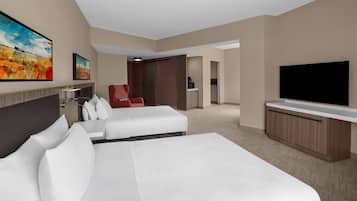Cofres nos quartos, escrivaninha, cortinas blackout