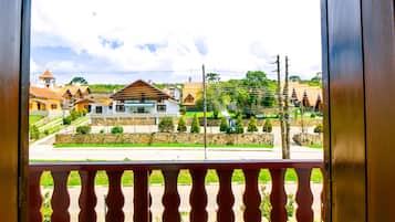 Quarto Superior | Vista para o campo desde o alojamento