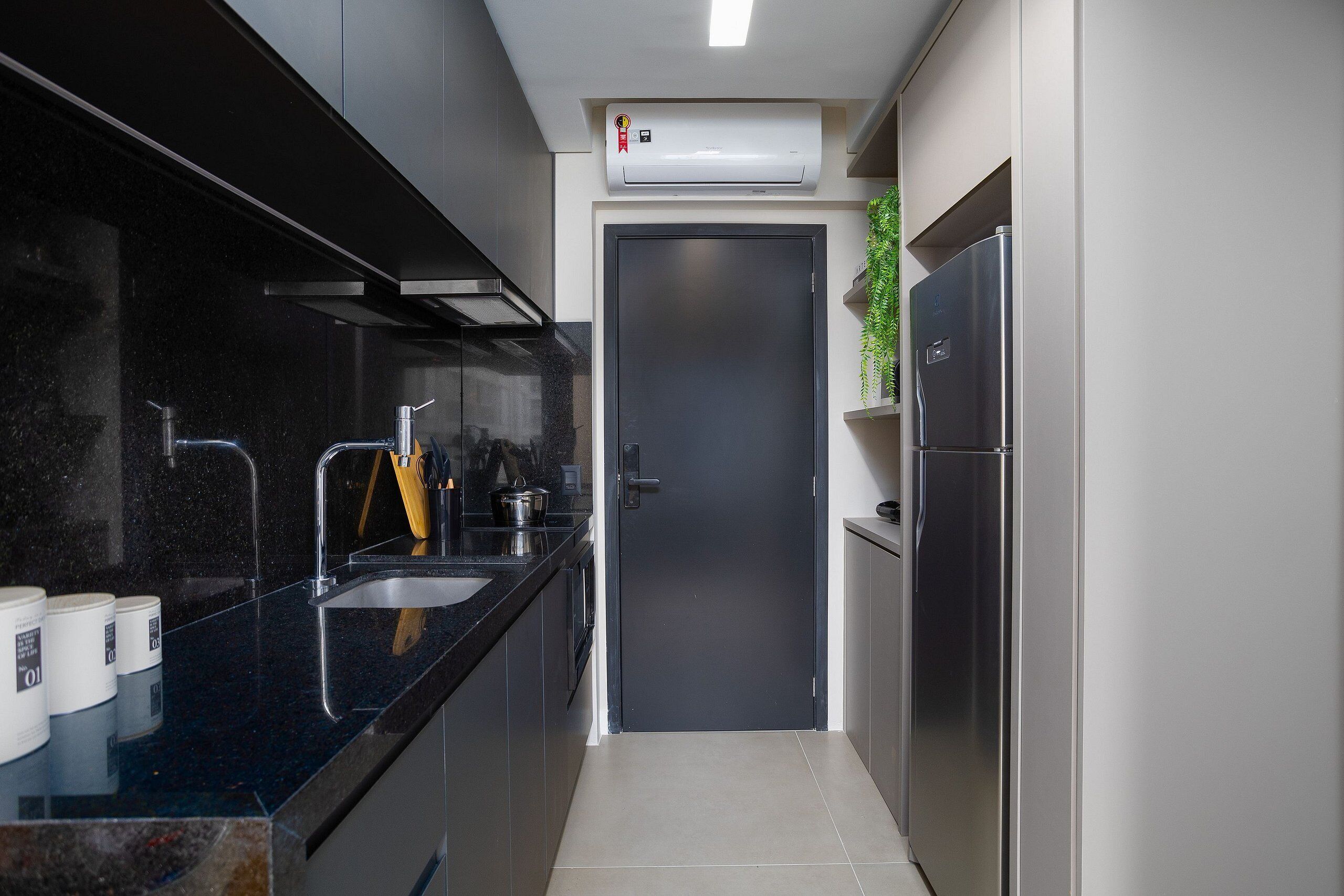 Apartamento | Cozinha privada | Um frigorífico, um micro-ondas, utensílios de cozinha 