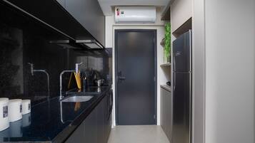 Apartamento | Cozinha privada | Um frigorífico, um micro-ondas, utensílios de cozinha