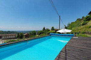 Piscina exterior sazonal, da(s) 11:00 à(s) 20:00, guarda-sóis 