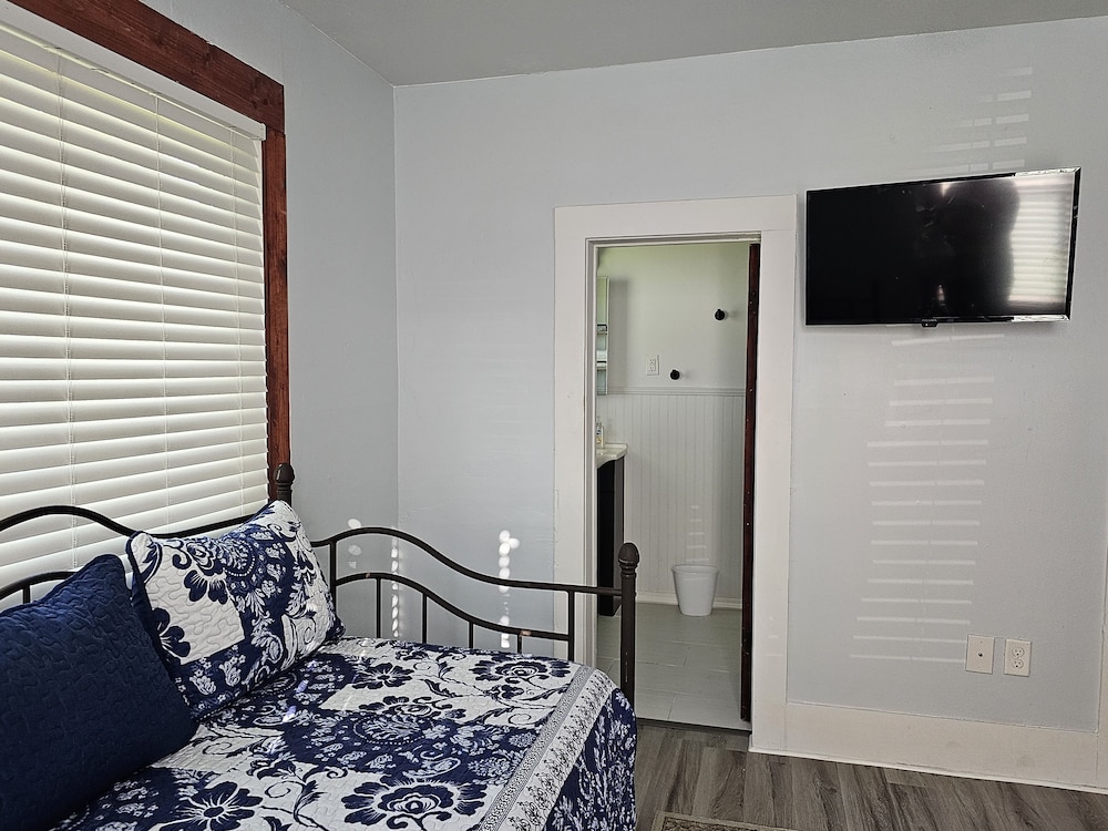 Cozy Lakeside Cottage Near Legoland, Winter Haven! Florida Vacation Ready! - Winter Haven, FL