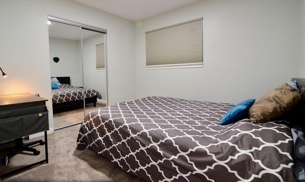 Modern Home Located In Westland - Splash Pad, Canton
