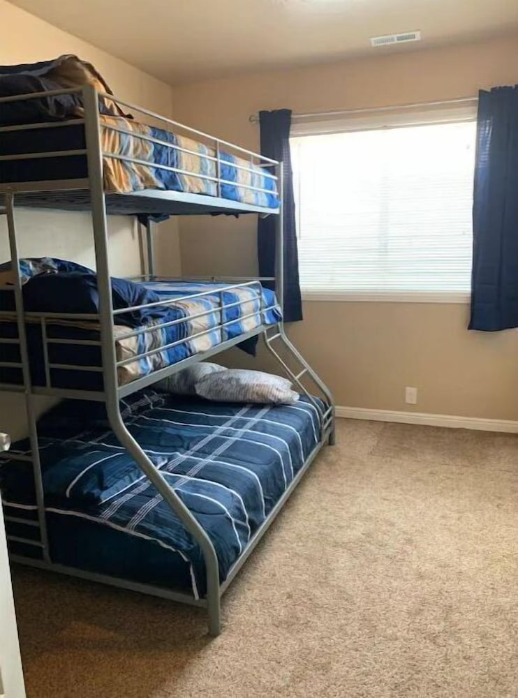 Walkout Basement Apt W/ Waterslide, Hot Tub & More - West Jordan, UT