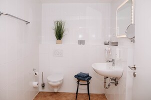 Quarto luxo | Banheiro | Chuveiro, secador de cabelo, toalhas de banho