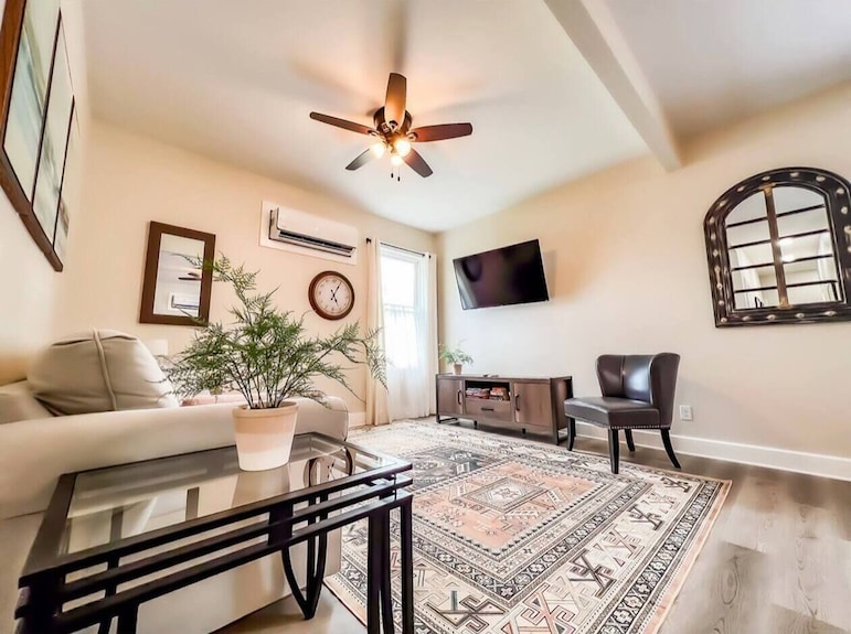 Coastal Green: Minutes To Cedar Point- Sleeps 11 - Ohio