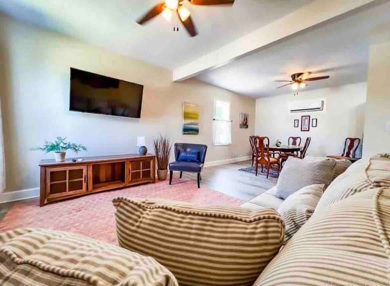 Coastal Rose: Minutes To Cedar Point! Sleeps 10 - Sandusky, OH