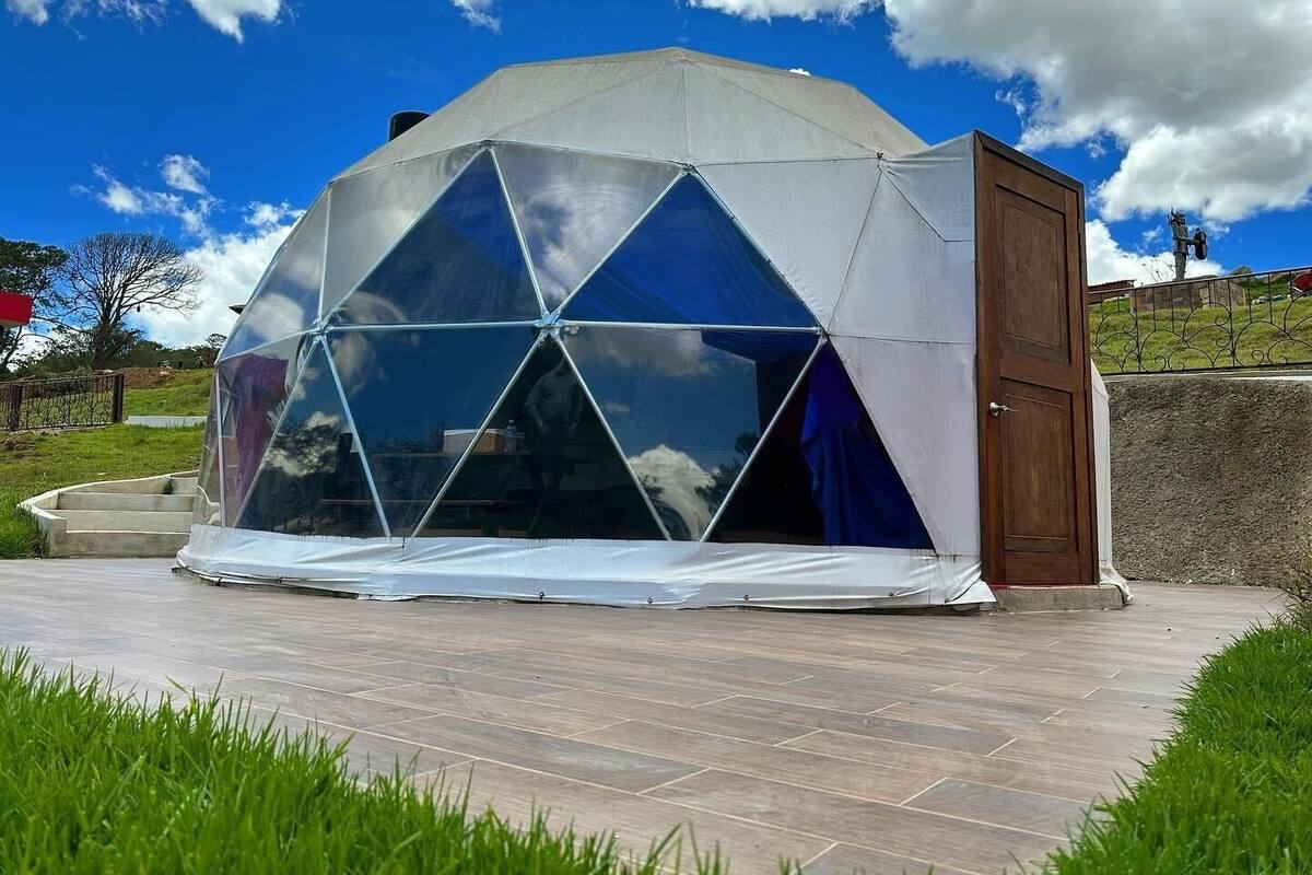 Tenda Comfort | 1 quarto, edredões de penas, camas de colchão Select Comfort 
