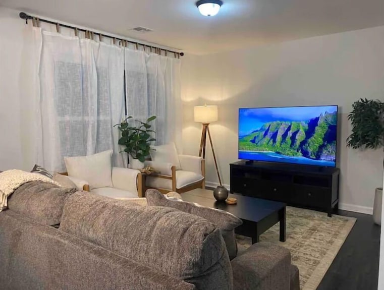 2 Min Away From Train Station - Oheka Castle, Huntington